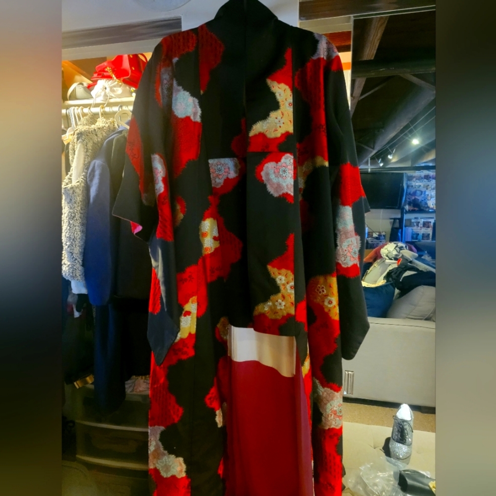 Japanese Style Red, Black, And White Kimono - Gem